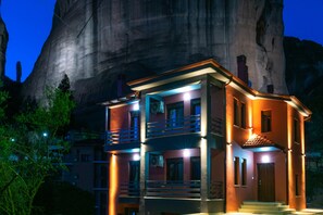 Fachada da propriedade à noite