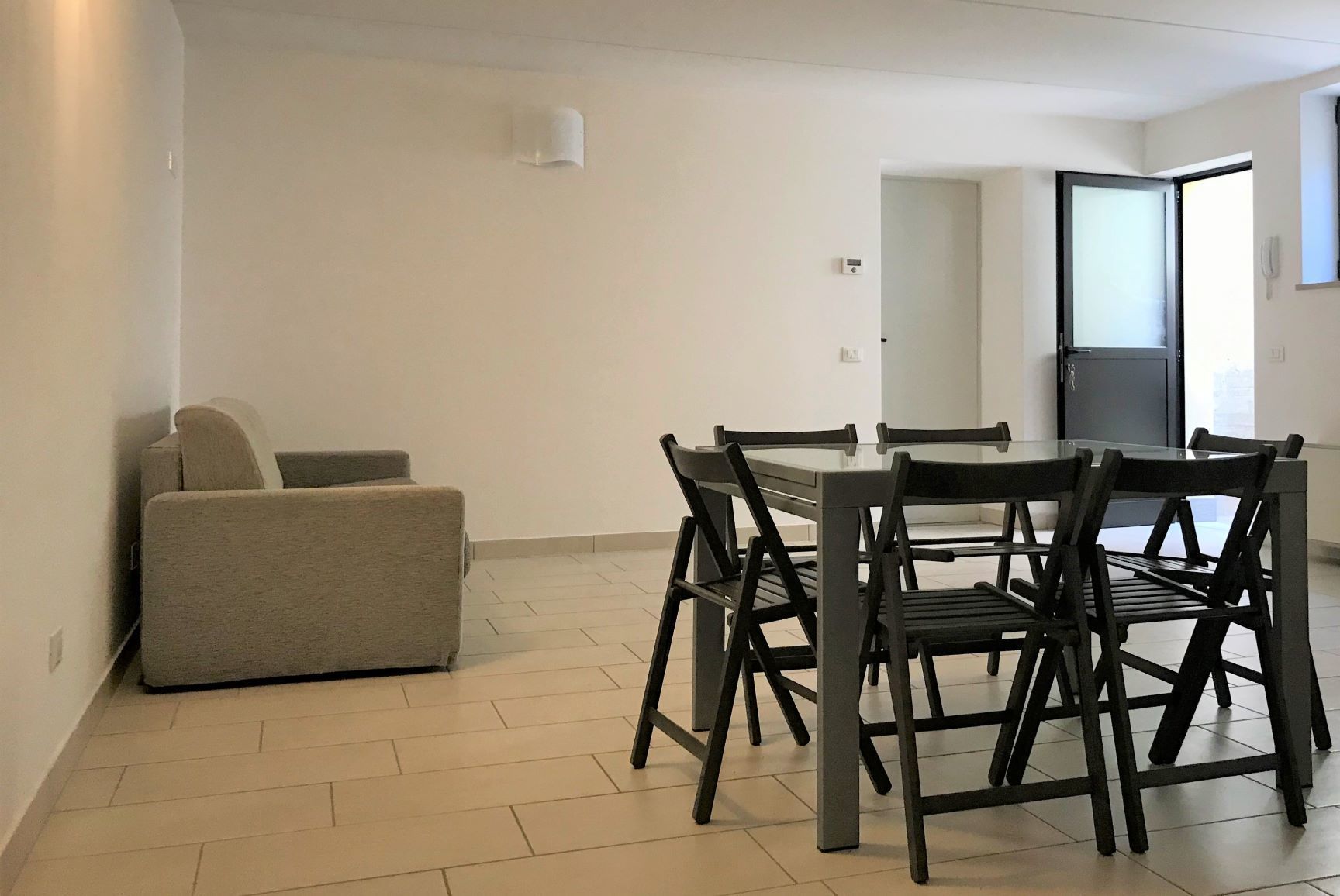 Apartamento, 3 quartos | Sala de estar | TV de tela plana