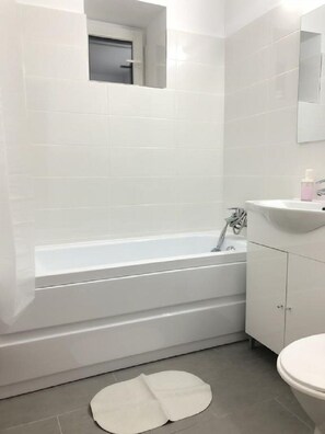 Produtos de toalete grátis, secador de cabelo, toalhas de banho 