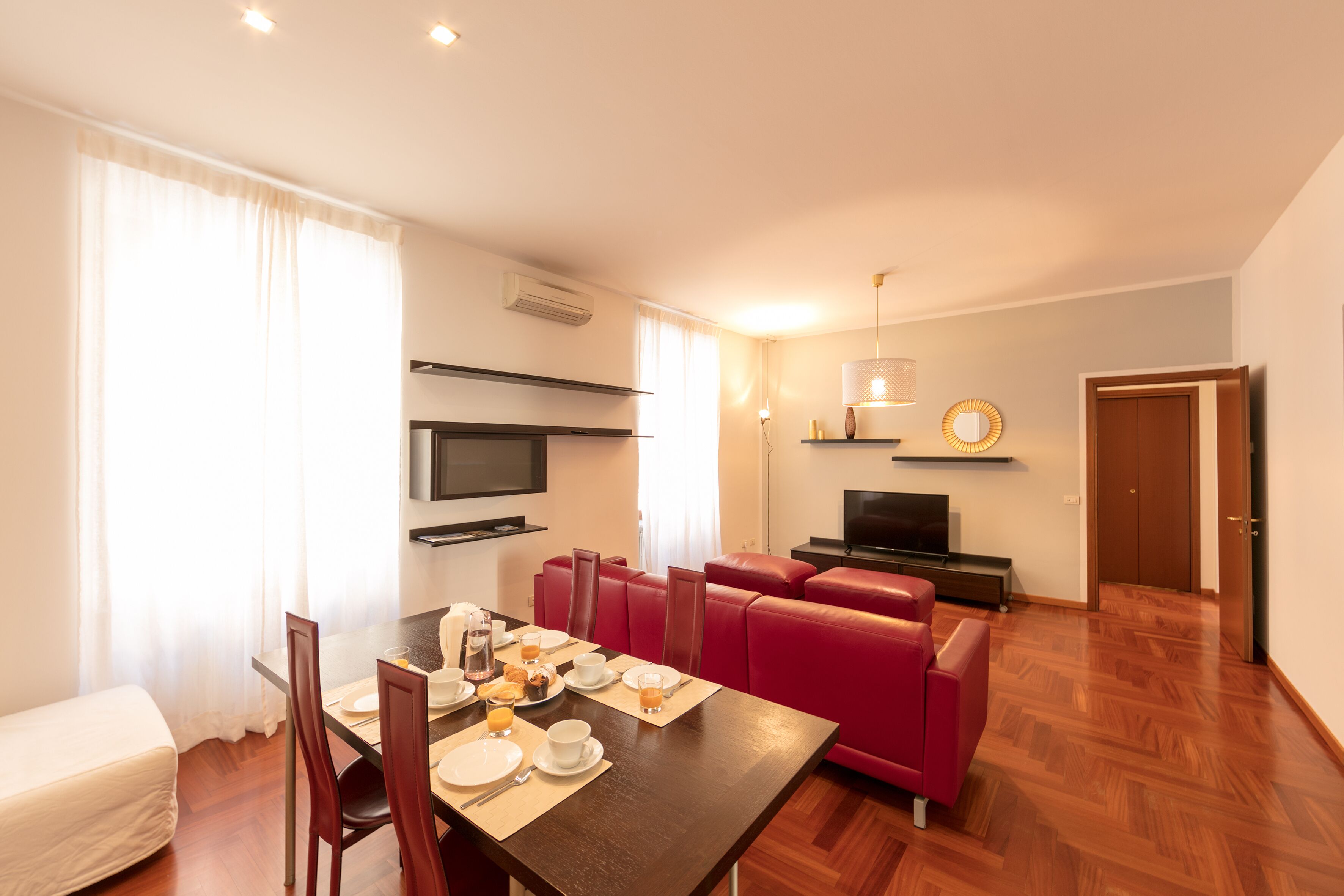 Apartamento, 3 quartos | Sala de estar | Televisor de ecrã plano de 52 polegadas com canais digitais, Smart TV 