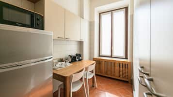 Apartamento, 3 quartos | Cozinha privada | Geladeira, micro-ondas, fogão, cooktop