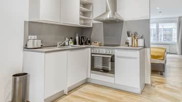 Suite with sofa bed & balcony | Cozinha privada | Um frigorífico, uma cafeteira/bule, uma chaleira elétrica