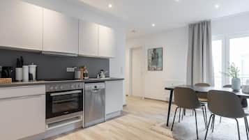 Suite XL with sofa bed | Cozinha privada | Um frigorífico, uma cafeteira/bule, uma chaleira elétrica