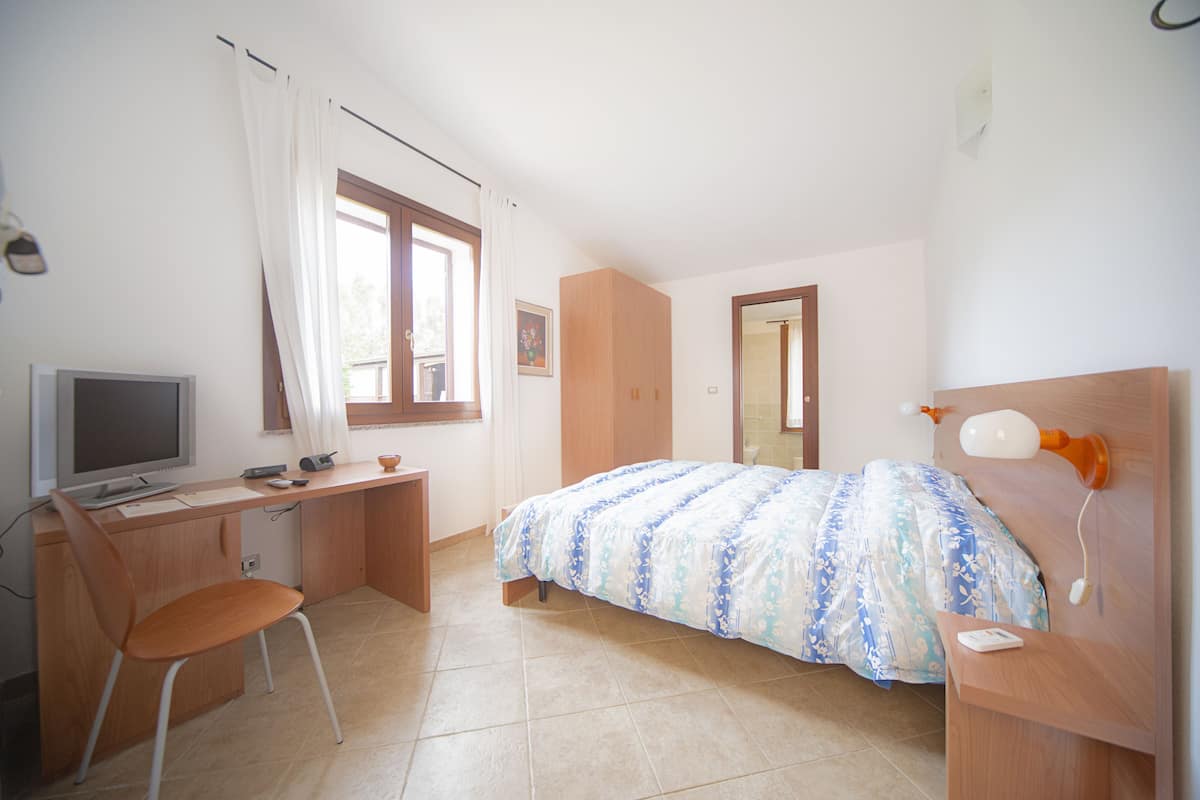 Minibar, secretária, berço de viagem, Wi-fi grátis