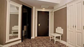 Suíte premier | 1 quarto, camas com colchões de espuma com sistema de memória, frigobar