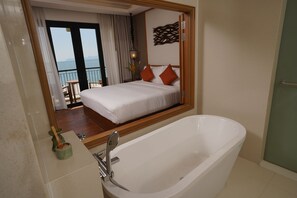 Suite (Bayu Senja) | Edredões de penas, minibar, cofre no quarto, secretária 