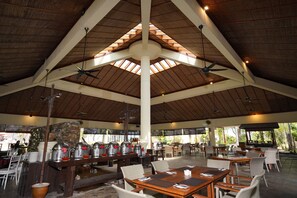 2 restaurantes: servem pequenos-almoços, almoços, jantares e brunches