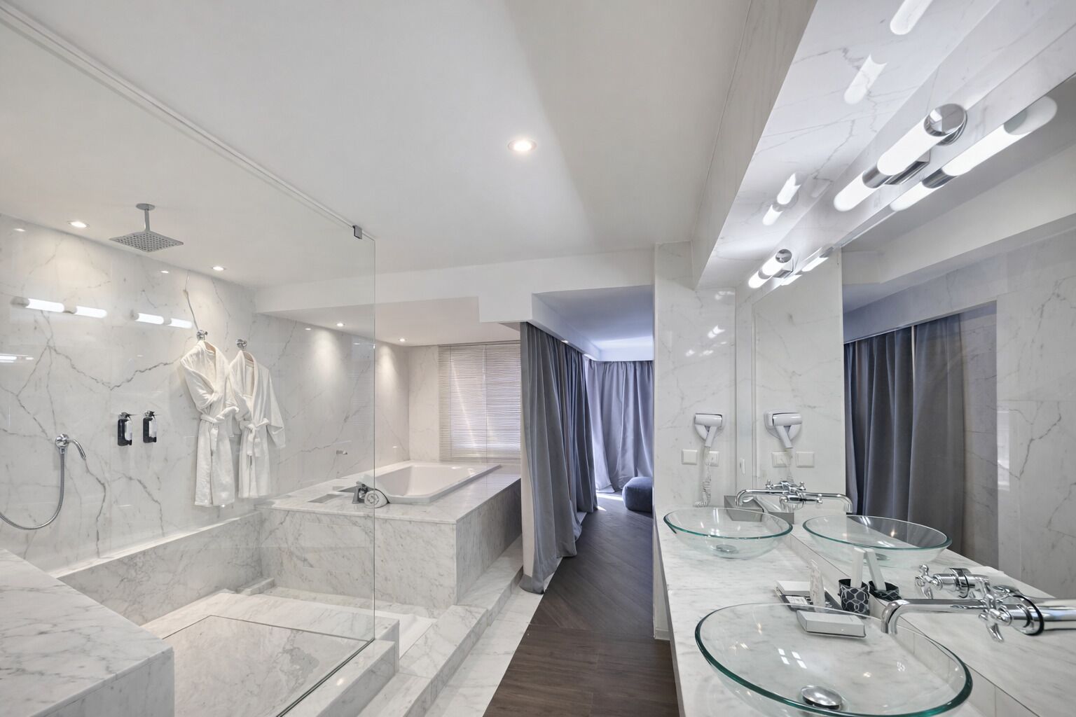 Suite Executiva | Casa de banho | Produtos de higiene exclusivos, um secador de cabelo, roupões, chinelos 