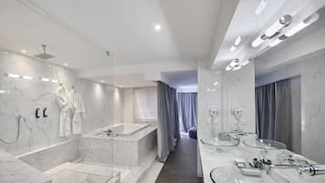 Suite Executiva | Casa de banho | Produtos de higiene exclusivos, um secador de cabelo, roupões, chinelos