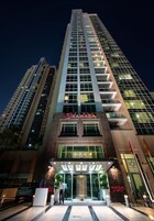 Fachada da propriedade à noite