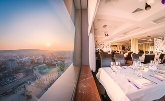 2 restaurantes, é servido jantar