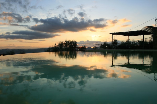 Piscina exterior, da(s) 8:30 à(s) 18:00, guarda-sóis, espreguiçadeiras