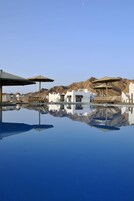 2 piscinas exteriores, guarda-sóis 