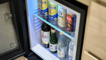 Um minibisco com diversas bebidas, incluindo vinho, cerveja e refrigerante.