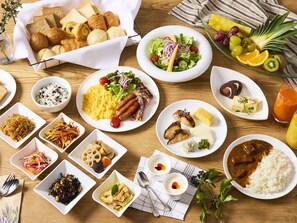 Pequeno-almoço tipo buffet diário (3410 JPY por pessoa) 