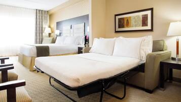 Cofres nos quartos, escrivaninha, ferros/tábuas de passar roupa