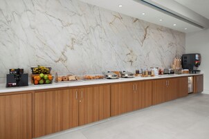 Café da manhã com buffet grátis todos os dias