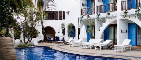 Piscina exterior, guarda-sóis, espreguiçadeiras