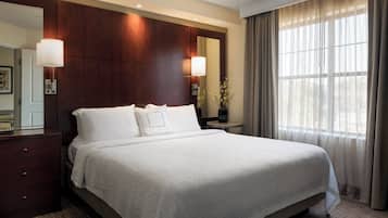 1 quarto, roupa de alta qualidade, cofre no quarto, secretária
