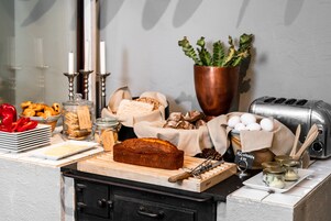 Café da manhã com buffet grátis todos os dias