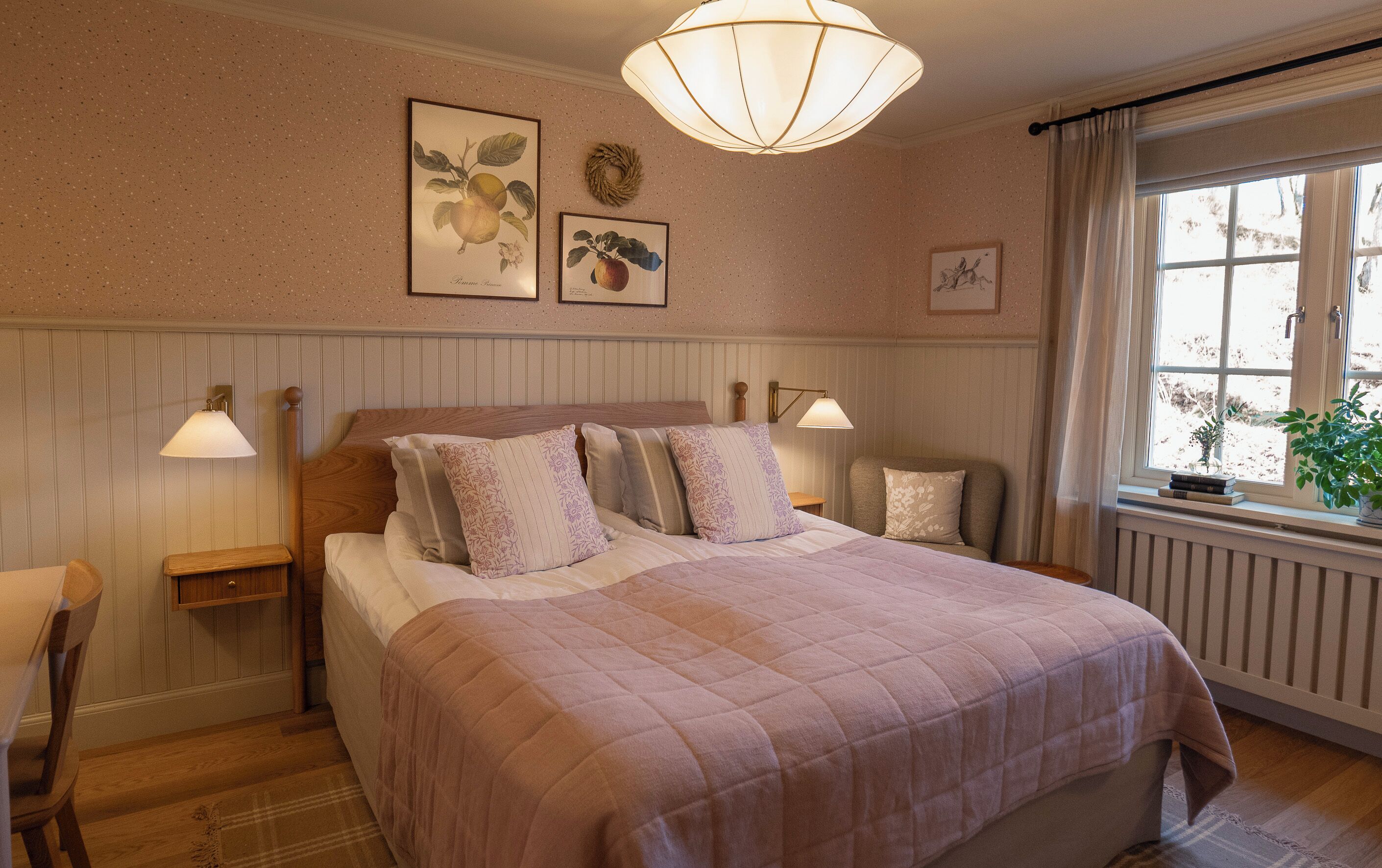 Quarto casal clássico | Roupas de cama antialérgicas, escrivaninha