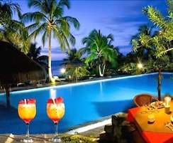 Piscina externa, guarda-sóis, espreguiçadeiras