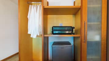 Minibar, cofre no quarto, secretária, cortinas/cortinados opacos