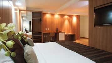 Suite de Luxo | Minibar, cofre no quarto, secretária, cortinas/cortinados opacos