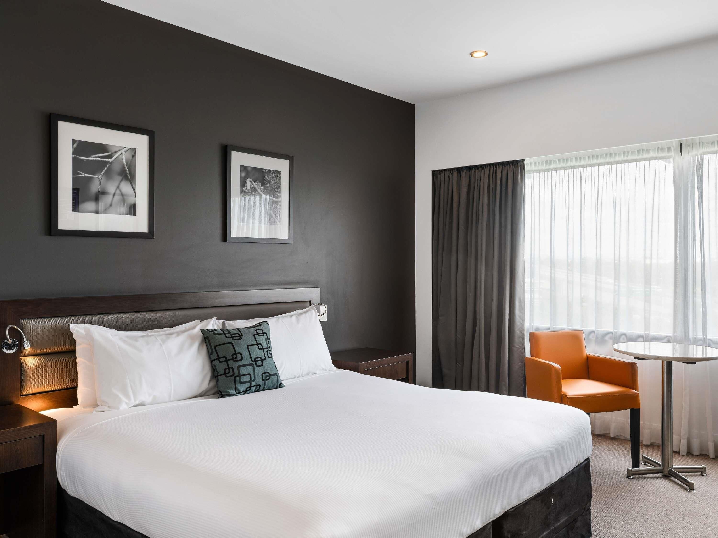 Quarto Standard, 1 cama king-size | Roupa de alta qualidade, minibar, cofre no quarto, secretária 