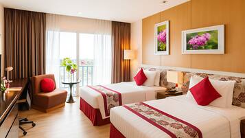 Deluxe Twin Room with Balcony | Cofre no quarto, secretária