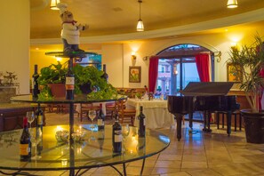 4 restaurantes: opção de café da manhã, almoço e jantar