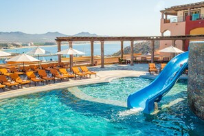 3 piscinas externas, guarda-sóis, espreguiçadeiras
