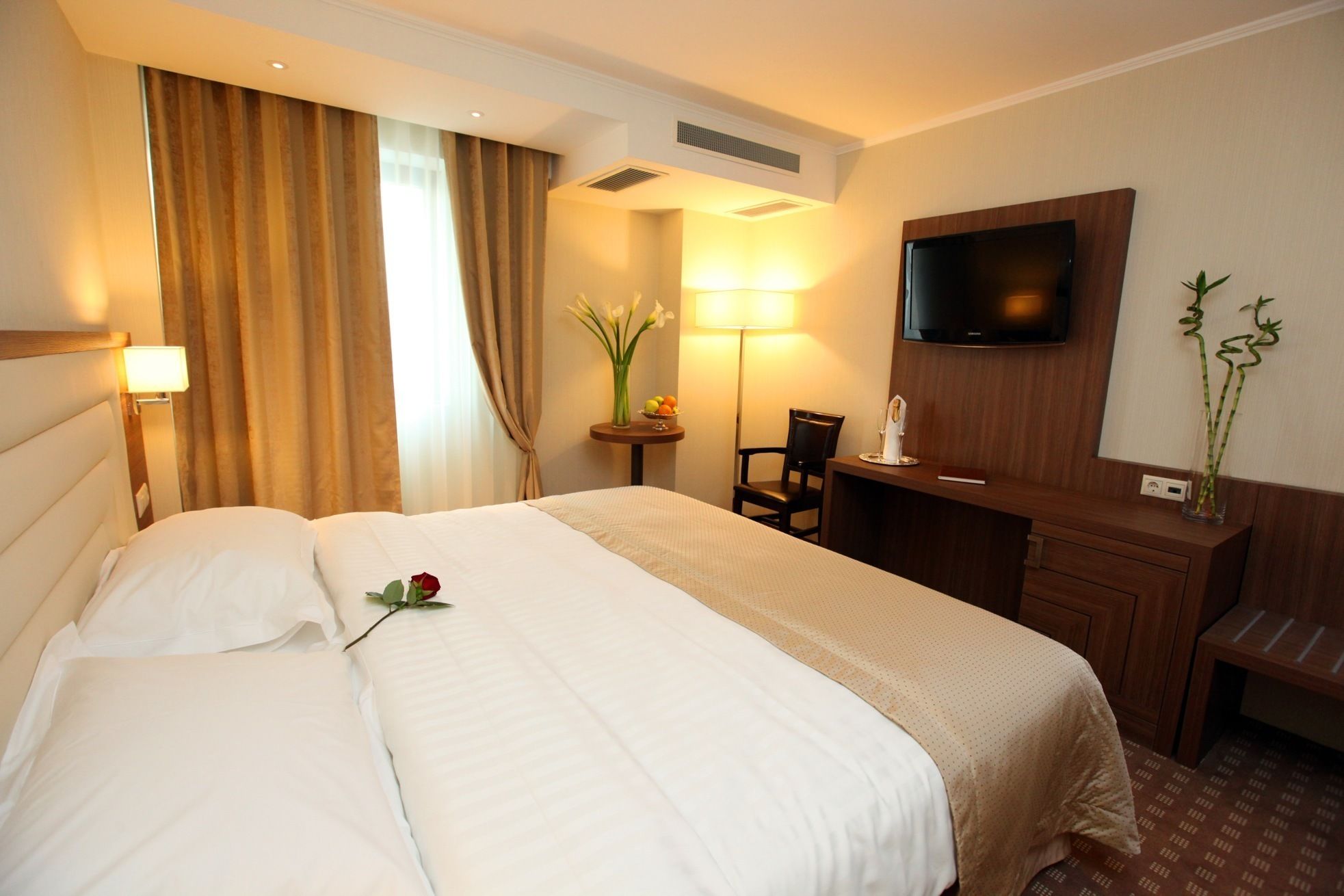 Minibar, cofre no quarto, secretária, quartos insonorizados 