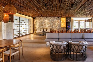 2 bares/lounges, um bar junto à piscina 