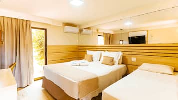 Quarto clássico | Frigobar, cofres nos quartos, escrivaninha