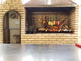 3 restaurantes: servem pequenos-almoços, almoços e jantares