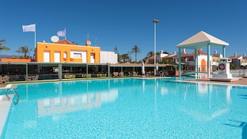 2 piscinas externas, espreguiçadeiras, salva-vidas no local