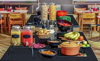 Pequeno-almoço tipo buffet mediante uma taxa