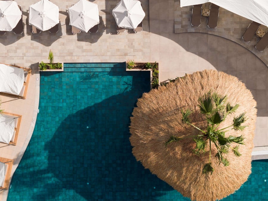 Piscina exterior sazonal, da(s) 8:00 à(s) 19:00, guarda-sóis