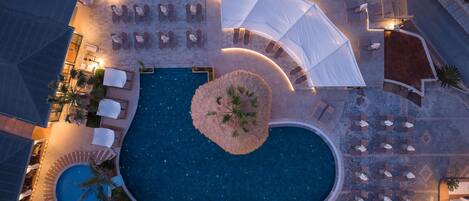 Piscina exterior sazonal, da(s) 8:00 à(s) 19:00, guarda-sóis