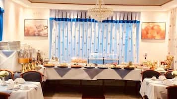 Pequeno-almoço tipo buffet diário (5 EUR por pessoa)
