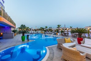 Piscina interna, piscina externa sazonal
