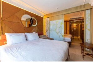Roupas de cama premium, camas Tempur-Pedic, frigobar, cofres nos quartos