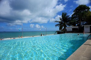 Piscina exterior, guarda-sóis, espreguiçadeiras 