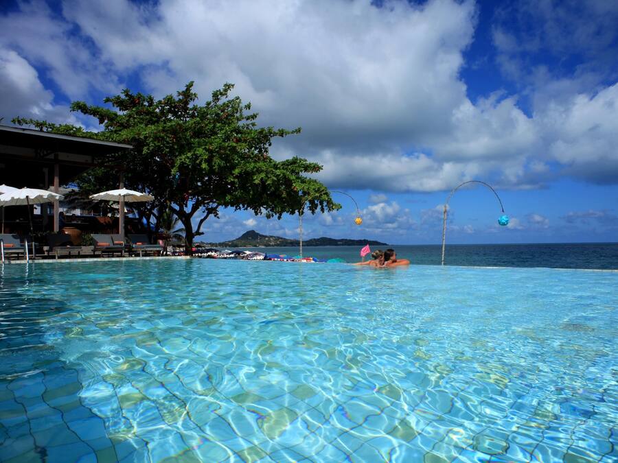 Piscina exterior, guarda-sóis, espreguiçadeiras