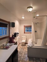 Cabana de Madeira Romântica, casa de banho privativa | Casa de banho | Um polibã e uma banheira separados, uma banheira de hidromassagem