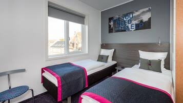 Quarto de hotel com duas camas, uma janela e uma obra de arte na parede.