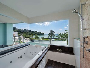 Suíte luxo, 1 quarto, vista para o mar | Roupas de cama premium, camas Select Comfort, cofres nos quartos