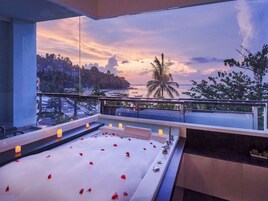 Suíte luxo, 1 quarto, vista para o mar | Banheiro | Chuveiro, produtos de toalete grátis, secador de cabelo 