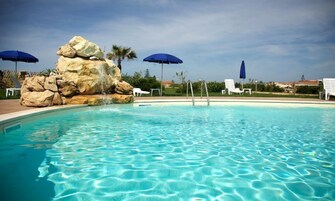 Piscina externa, barracas de cortesia, guarda-sóis